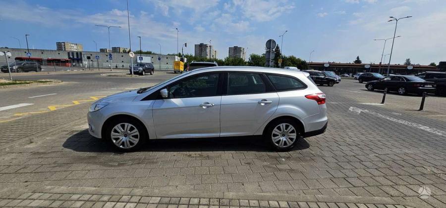 Grey Ford Focus 2012 in Vilnius, with an engine capacity of 1.56 L and mileage of 282 thousand km for 2300 €, photo 1 on AUTOMOTO.COM.LV
