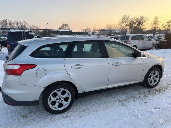 Pelēks Ford Focus 2013 Marijampole, ar dzinēja tilpumu 1.56 L un nobraukumu 153 tūkst. km par 2650 €, foto 4 vietnē AUTOMOTO.COM.LV