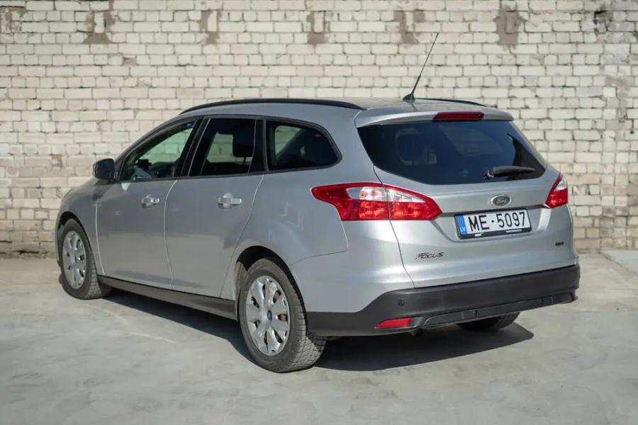 Pelēks Ford Focus 2013 Liepāja, ar dzinēja tilpumu 1.60 L un nobraukumu 255 tūkst. km par 2500 €, foto 4 vietnē AUTOMOTO.COM.LV