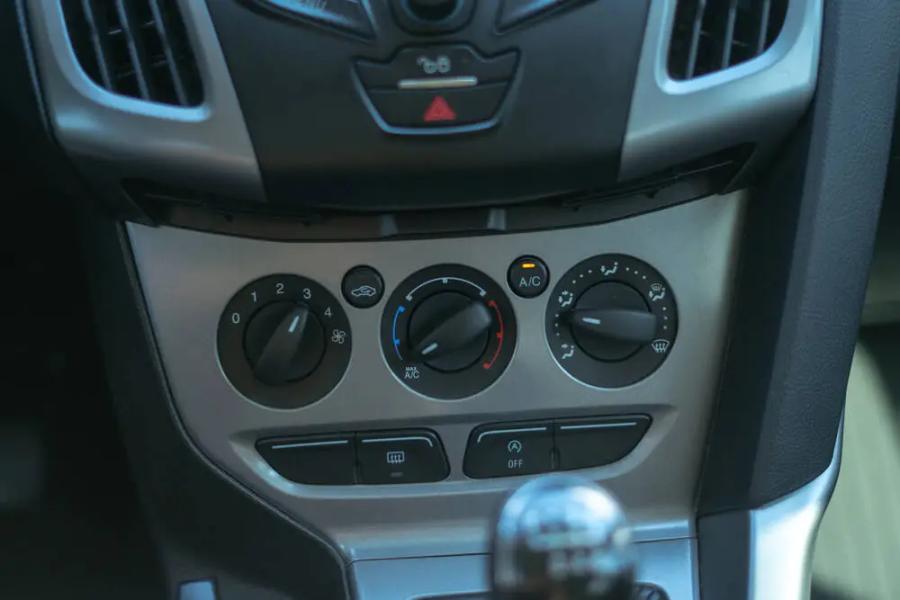 Pelēks Ford Focus 2013 Liepāja, ar dzinēja tilpumu 1.60 L un nobraukumu 255 tūkst. km par 2500 €, foto 37 vietnē AUTOMOTO.COM.LV