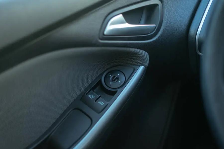 Pelēks Ford Focus 2013 Liepāja, ar dzinēja tilpumu 1.60 L un nobraukumu 255 tūkst. km par 2500 €, foto 45 vietnē AUTOMOTO.COM.LV