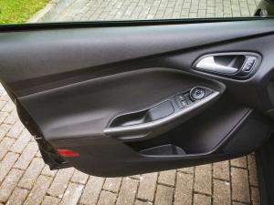 Grey Ford Focus 2015 in Klaipeda, with an engine capacity of 1.50 L and mileage of 167 thousand km for 4890 €, photo 26 on AUTOMOTO.COM.LV