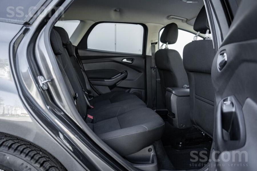Pelēks Ford Focus 2016 Rīga, ar dzinēja tilpumu 1.00 L un nobraukumu 168 tūkst. km par 5750 €, foto 13 vietnē AUTOMOTO.COM.LV