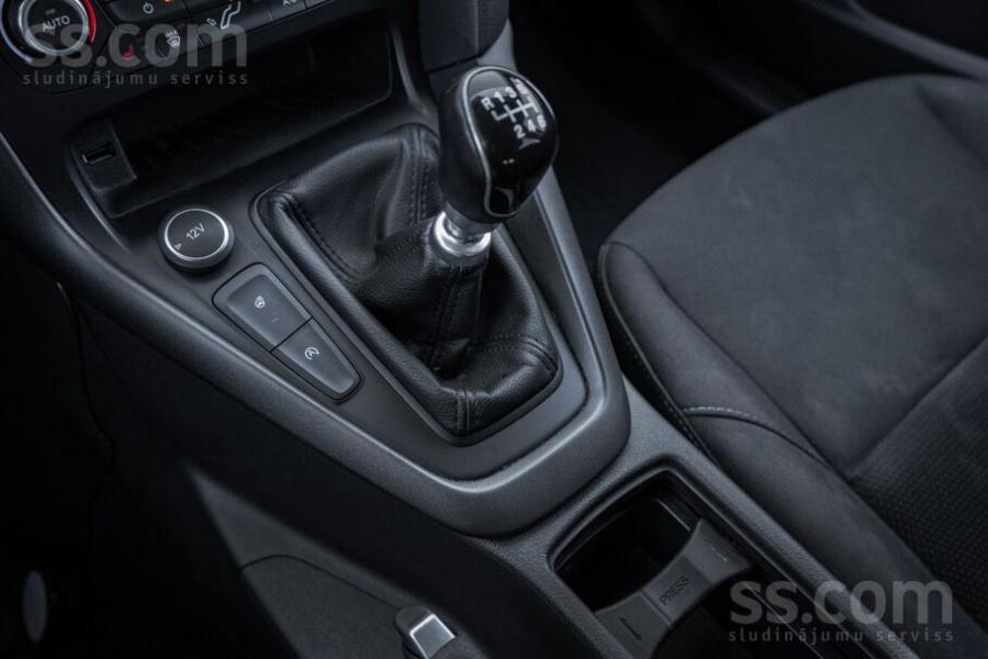 Pelēks Ford Focus 2016 Rīga, ar dzinēja tilpumu 1.00 L un nobraukumu 168 tūkst. km par 5750 €, foto 21 vietnē AUTOMOTO.COM.LV
