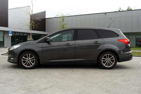 Grey Ford Focus 2016 in Vilnius, with an engine capacity of 1.56 L and mileage of 202 thousand km for 4950 €, photo 2 on AUTOMOTO.COM.LV