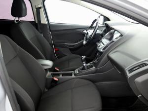 Pelēks Ford Focus 2016 Tallina, ar dzinēja tilpumu 1.00 L un nobraukumu 179 tūkst. km par 3799 €, foto 16 vietnē AUTOMOTO.COM.LV