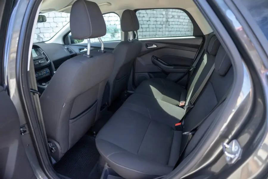 Pelēks Ford Focus 2017 Liepāja, ar dzinēja tilpumu 1.00 L un nobraukumu 196 tūkst. km par 5700 €, foto 10 vietnē AUTOMOTO.COM.LV