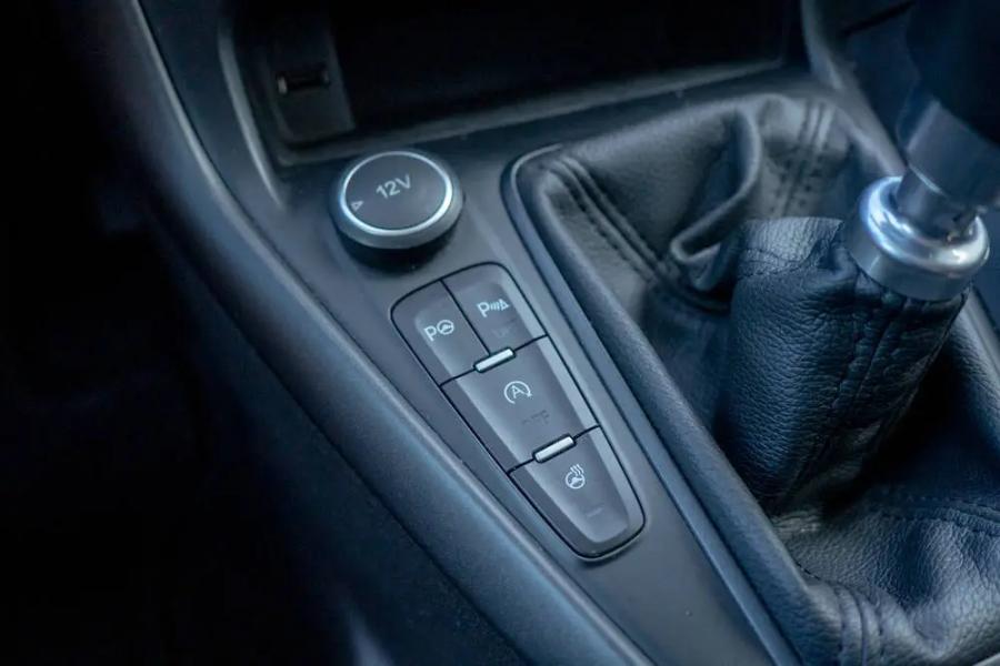 Pelēks Ford Focus 2017 Liepāja, ar dzinēja tilpumu 1.00 L un nobraukumu 196 tūkst. km par 5700 €, foto 17 vietnē AUTOMOTO.COM.LV