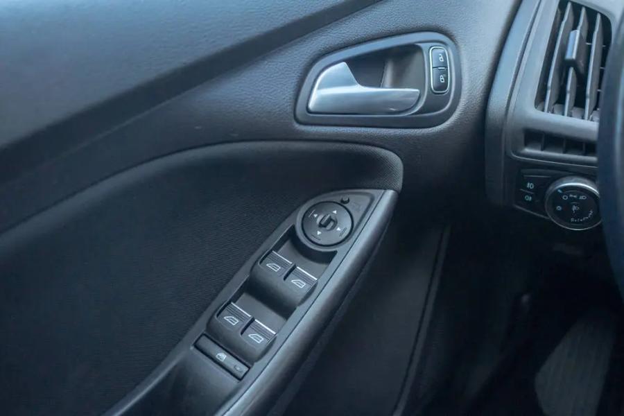 Pelēks Ford Focus 2017 Liepāja, ar dzinēja tilpumu 1.00 L un nobraukumu 196 tūkst. km par 5700 €, foto 18 vietnē AUTOMOTO.COM.LV