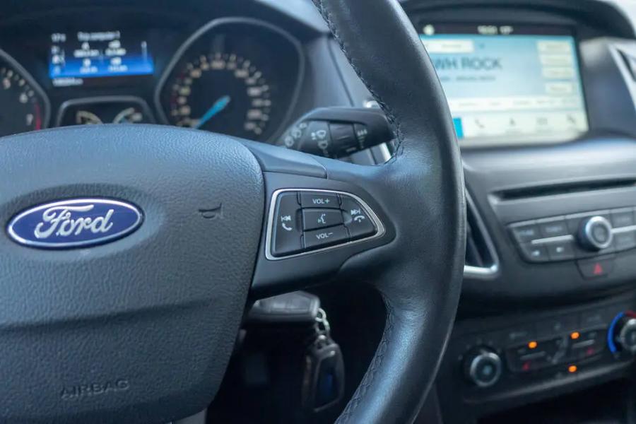 Pelēks Ford Focus 2017 Liepāja, ar dzinēja tilpumu 1.00 L un nobraukumu 196 tūkst. km par 5700 €, foto 20 vietnē AUTOMOTO.COM.LV