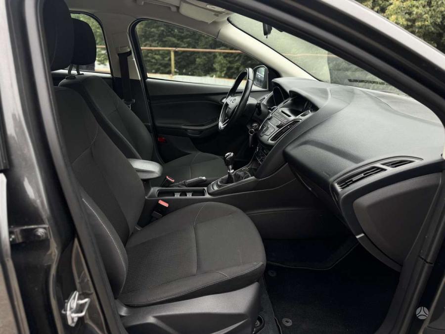 Pelēks Ford Focus 2017 Viļņa, ar dzinēja tilpumu 1.00 L un nobraukumu 80 tūkst. km par 5900 €, foto 8 vietnē AUTOMOTO.COM.LV
