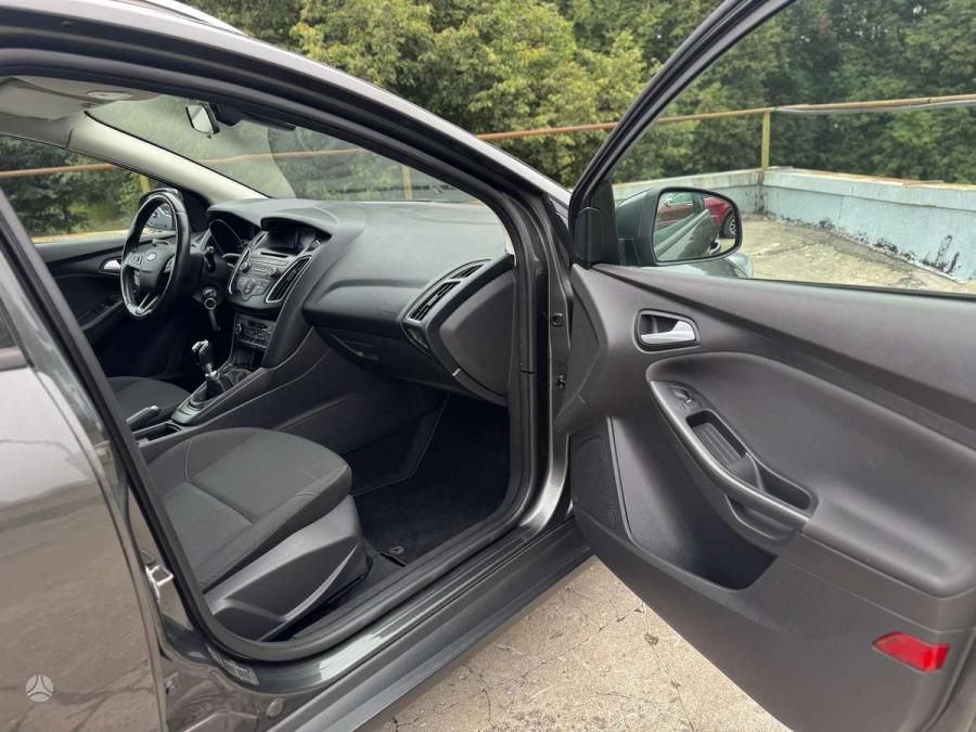 Pelēks Ford Focus 2017 Viļņa, ar dzinēja tilpumu 1.00 L un nobraukumu 80 tūkst. km par 5900 €, foto 17 vietnē AUTOMOTO.COM.LV