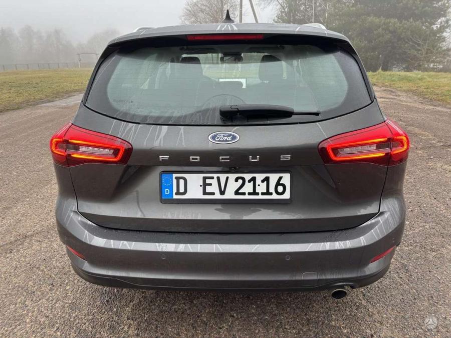 Grey Ford Focus 2022 in Kaunas, with an engine capacity of 1.50 L and mileage of 103 thousand km for 13492 €, photo 5 on AUTOMOTO.COM.LV