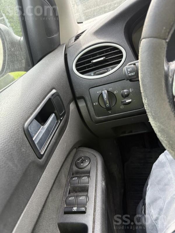 Ford Focus 2005 in Liepaja, with an engine capacity of 1.60 L and mileage of 193 thousand km for 520 €, photo 5 on AUTOMOTO.COM.LV