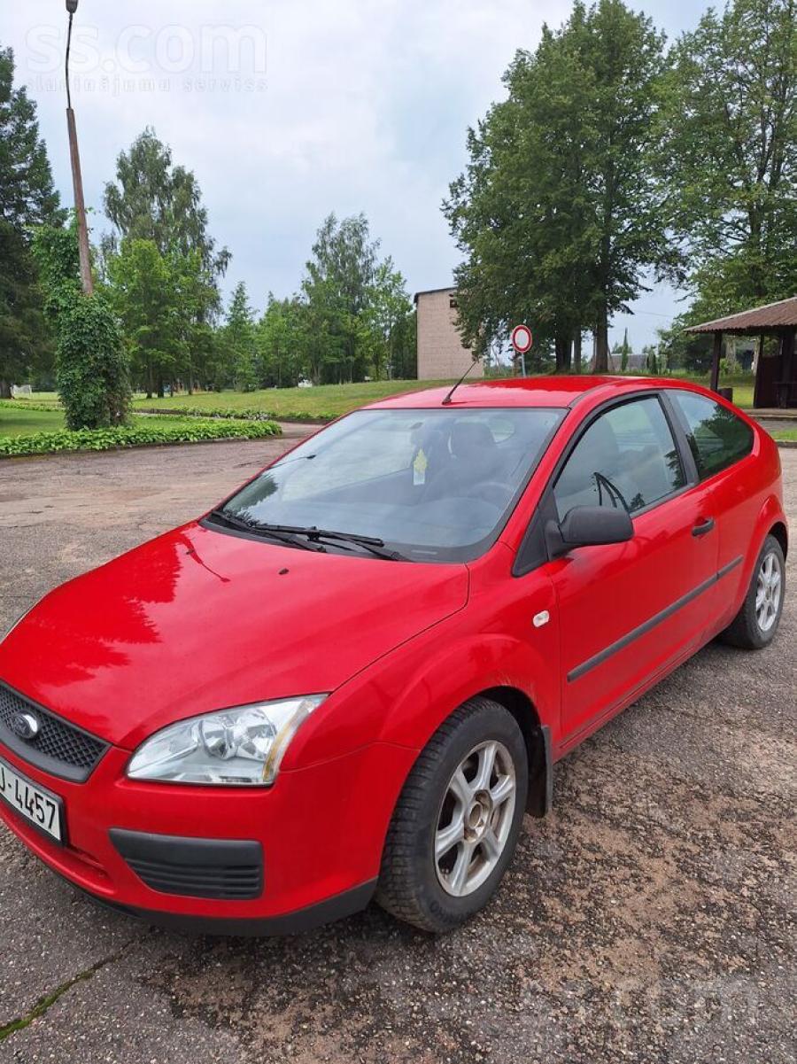 Red Ford Focus 2005 in Daugavpils, with an engine capacity of 1.40 L and mileage of 184 thousand km for 1500 €, photo 1 on AUTOMOTO.COM.LV