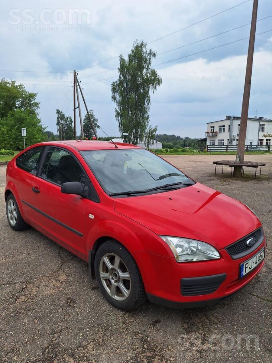 Red Ford Focus 2005 in Daugavpils, with an engine capacity of 1.40 L and mileage of 184 thousand km for 1500 €, photo 2 on AUTOMOTO.COM.LV