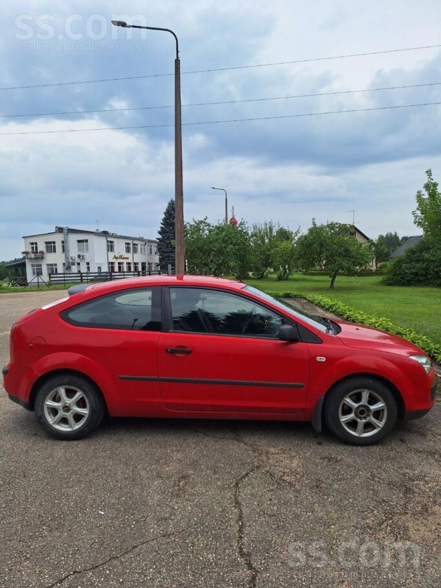Red Ford Focus 2005 in Daugavpils, with an engine capacity of 1.40 L and mileage of 184 thousand km for 1500 €, photo 5 on AUTOMOTO.COM.LV