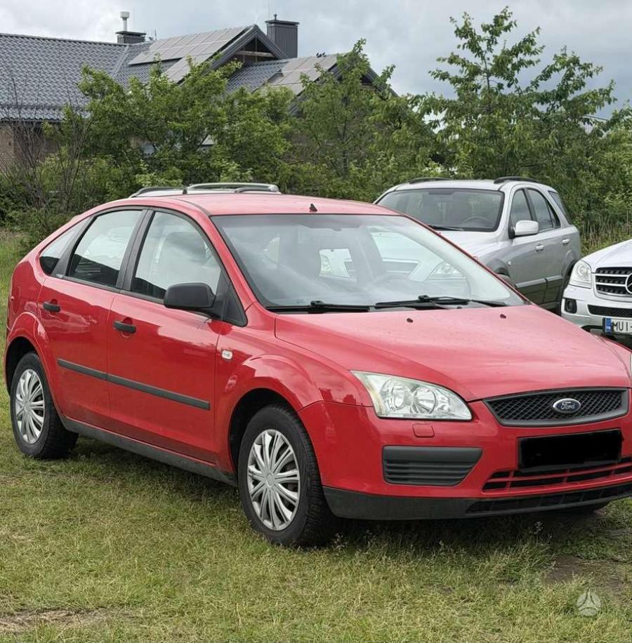 Red Ford Focus 2005 in Kaunas, with an engine capacity of 1.60 L and mileage of 160 thousand km for 1350 €, photo 1 on AUTOMOTO.COM.LV