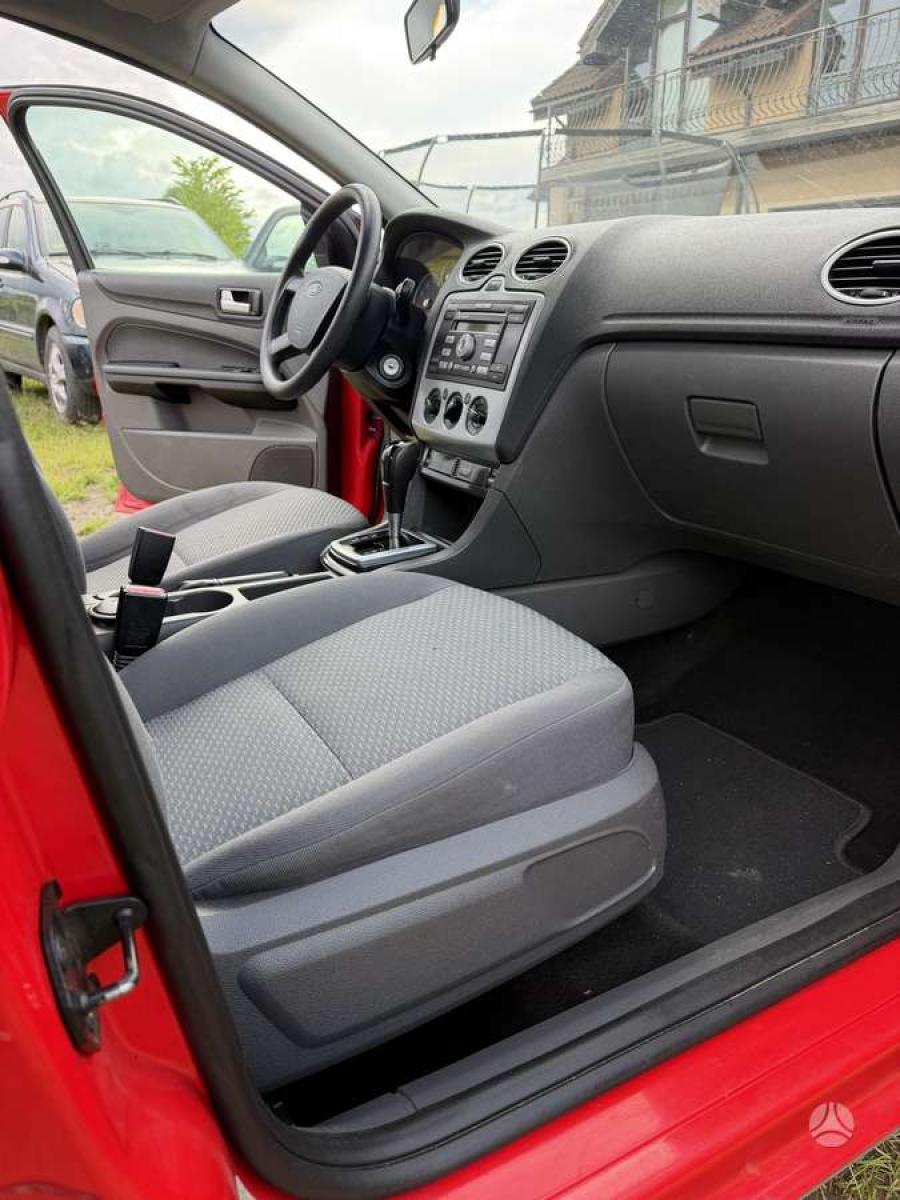 Red Ford Focus 2005 in Kaunas, with an engine capacity of 1.60 L and mileage of 160 thousand km for 1350 €, photo 6 on AUTOMOTO.COM.LV