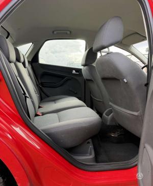 Red Ford Focus 2005 in Kaunas, with an engine capacity of 1.60 L and mileage of 160 thousand km for 1350 €, photo 8 on AUTOMOTO.COM.LV