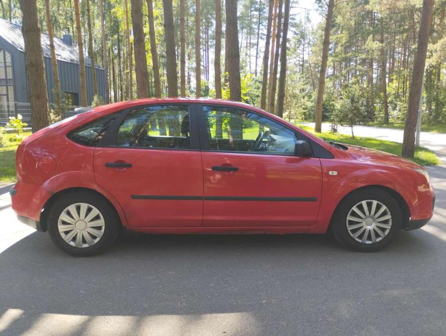 Sarkans Ford Focus 2005 Viļņa, ar dzinēja tilpumu 1.60 L un nobraukumu 263 tūkst. km par 750 €, foto 4 vietnē AUTOMOTO.COM.LV