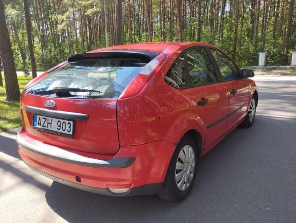 Red Ford Focus 2005 in Vilnius, with an engine capacity of 1.60 L and mileage of 263 thousand km for 750 €, photo 4 on AUTOMOTO.COM.LV
