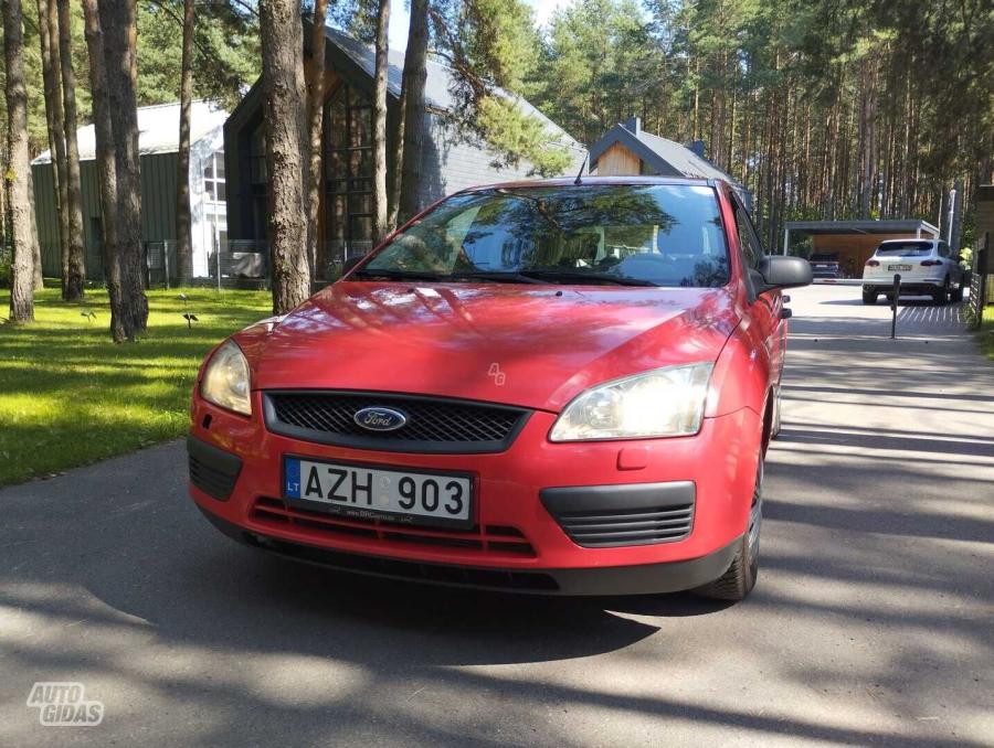 Red Ford Focus 2005 in Vilnius, with an engine capacity of 1.60 L and mileage of 263 thousand km for 550 €, photo 1 on AUTOMOTO.COM.LV