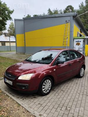 Sarkans Ford Focus 2005 Rīga, ar dzinēja tilpumu 1.60 L un nobraukumu 228 tūkst. km par 1500 €, foto  vietnē AUTOMOTO.COM.LV