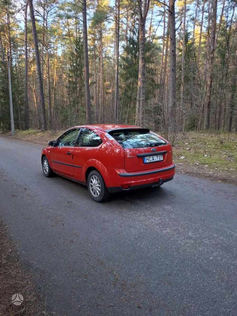 Red Ford Focus 2006 in Kaunas, with an engine capacity of 1.56 L and mileage of 184 thousand km for 875 €, photo 4 on AUTOMOTO.COM.LV
