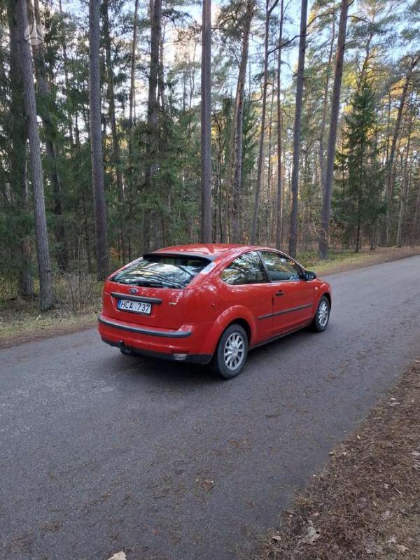 Red Ford Focus 2006 in Kaunas, with an engine capacity of 1.56 L and mileage of 184 thousand km for 875 €, photo 5 on AUTOMOTO.COM.LV