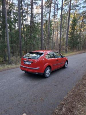 Red Ford Focus 2006 in Kaunas, with an engine capacity of 1.56 L and mileage of 184 thousand km for 875 €, photo 5 on AUTOMOTO.COM.LV