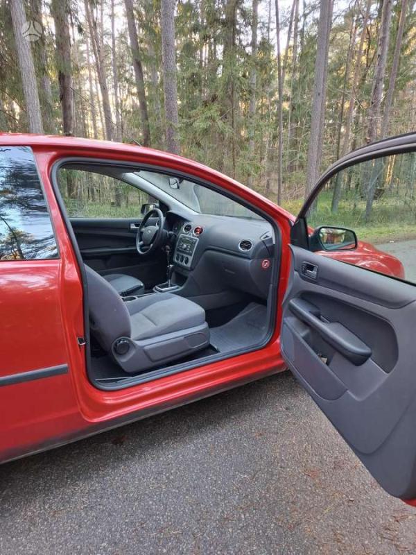 Red Ford Focus 2006 in Kaunas, with an engine capacity of 1.56 L and mileage of 184 thousand km for 875 €, photo 9 on AUTOMOTO.COM.LV