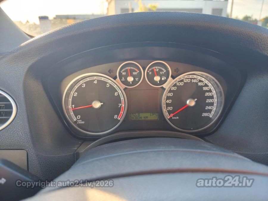 Sarkans Ford Focus 2006 Tallina, ar dzinēja tilpumu 2.50 L un nobraukumu 245 tūkst. km par 4300 €, foto 10 vietnē AUTOMOTO.COM.LV