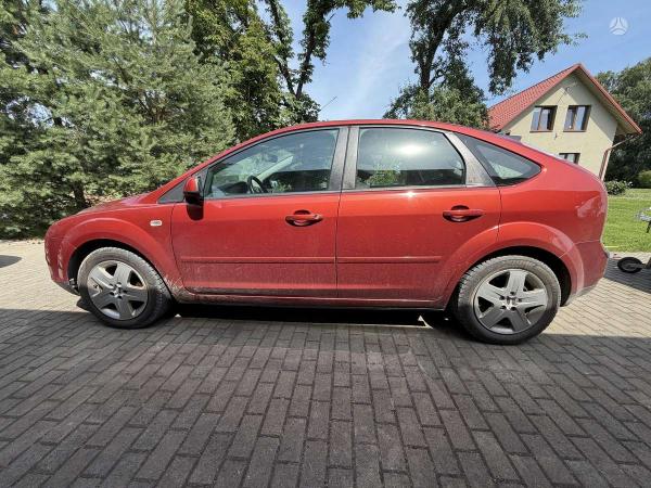 Sarkans Ford Focus 2007 Panevēža, ar dzinēja tilpumu 1.60 L un nobraukumu 131 tūkst. km par 1800 €, foto 3 vietnē AUTOMOTO.COM.LV
