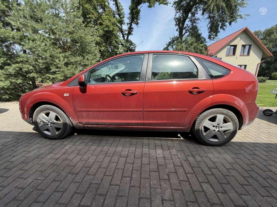 Red Ford Focus 2007 in Panevezys, with an engine capacity of 1.60 L and mileage of 131 thousand km for 1800 €, photo 4 on AUTOMOTO.COM.LV