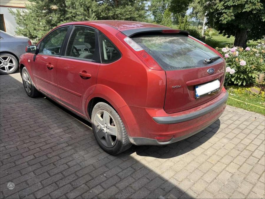 Red Ford Focus 2007 in Panevezys, with an engine capacity of 1.60 L and mileage of 131 thousand km for 1800 €, photo 5 on AUTOMOTO.COM.LV
