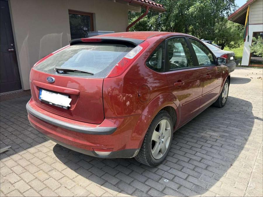 Red Ford Focus 2007 in Panevezys, with an engine capacity of 1.60 L and mileage of 131 thousand km for 1800 €, photo 7 on AUTOMOTO.COM.LV