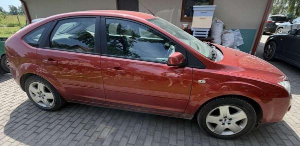 Sarkans Ford Focus 2007 Panevēža, ar dzinēja tilpumu 1.60 L un nobraukumu 131 tūkst. km par 1800 €, foto 7 vietnē AUTOMOTO.COM.LV