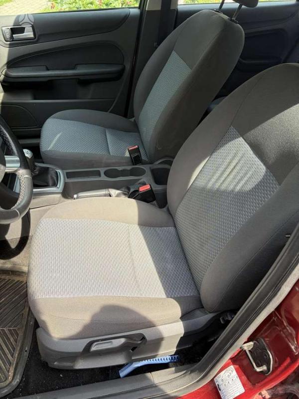 Sarkans Ford Focus 2007 Panevēža, ar dzinēja tilpumu 1.60 L un nobraukumu 131 tūkst. km par 1800 €, foto 9 vietnē AUTOMOTO.COM.LV