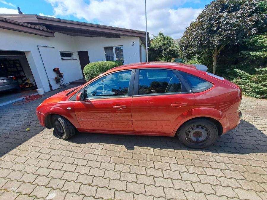 Red Ford Focus 2007 in Vilnius, with an engine capacity of 1.56 L and mileage of 117 thousand km for 1700 €, photo 7 on AUTOMOTO.COM.LV