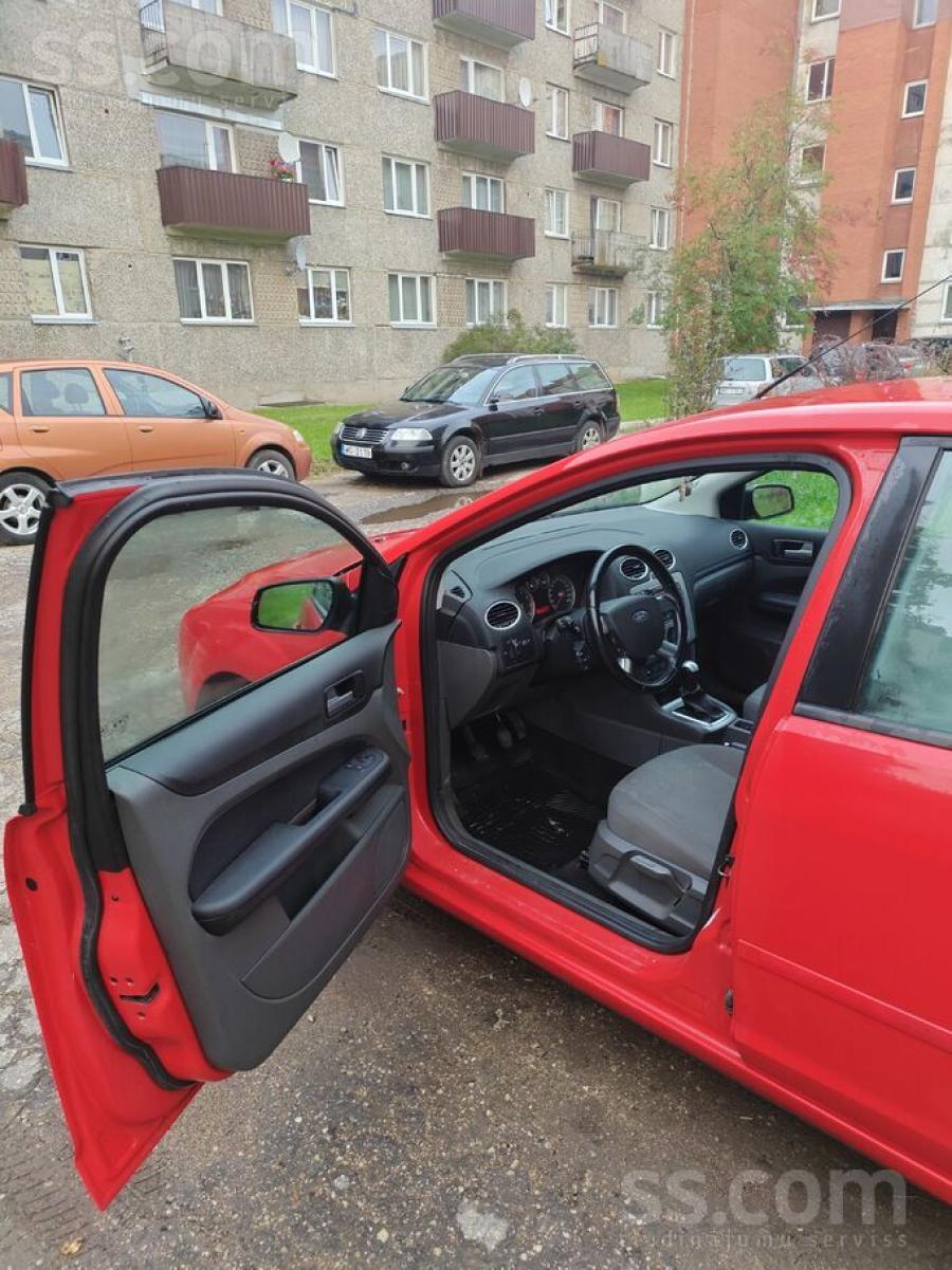 Red Ford Focus 2007 in Rezekne, with an engine capacity of 1.80 L and mileage of 298 thousand km for 1800 €, photo 3 on AUTOMOTO.COM.LV
