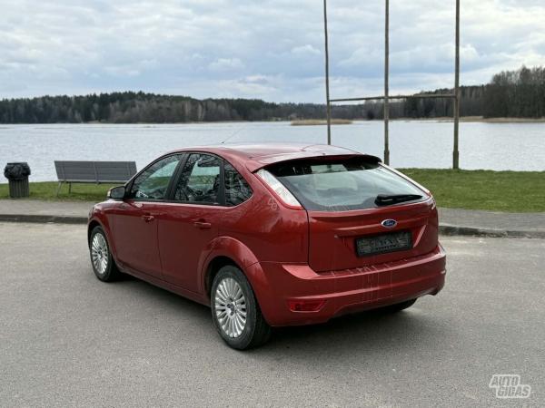 Red Ford Focus 2010 in Vilnius, with an engine capacity of 1.60 L and mileage of 301 thousand km for 1450 €, photo 2 on AUTOMOTO.COM.LV