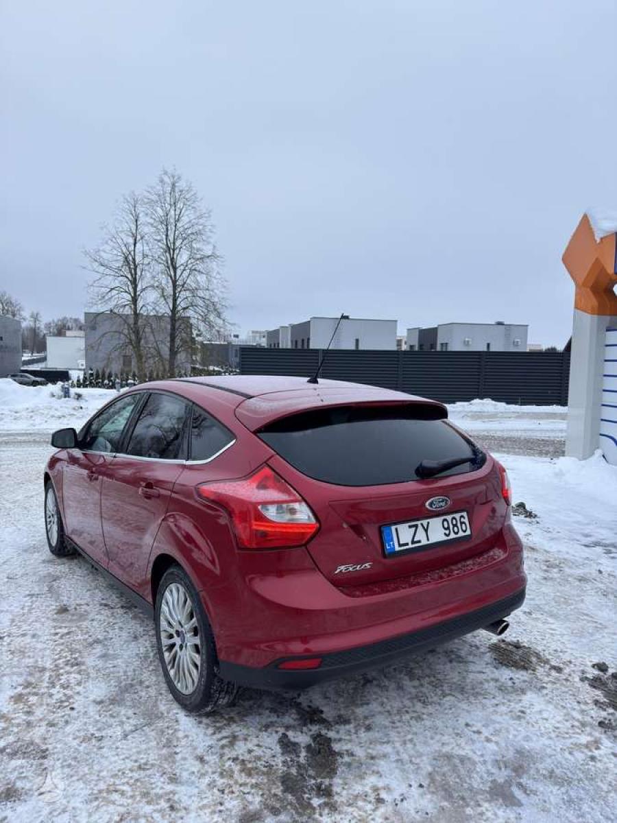 Red Ford Focus 2011 in Vilnius, with an engine capacity of 1.60 L and mileage of 205 thousand km for 2550 €, photo 2 on AUTOMOTO.COM.LV