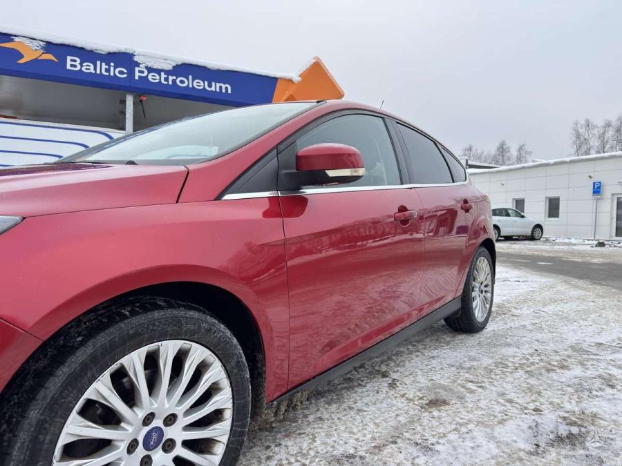 Red Ford Focus 2011 in Vilnius, with an engine capacity of 1.60 L and mileage of 205 thousand km for 2550 €, photo 9 on AUTOMOTO.COM.LV