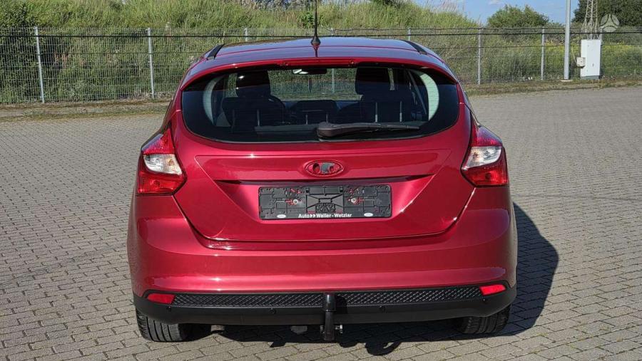 Red Ford Focus 2011 in Marijampole, with an engine capacity of 1.60 L and mileage of 249 thousand km for 3250 €, photo 8 on AUTOMOTO.COM.LV