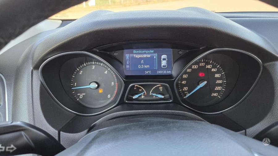 Red Ford Focus 2011 in Marijampole, with an engine capacity of 1.60 L and mileage of 249 thousand km for 3250 €, photo 15 on AUTOMOTO.COM.LV