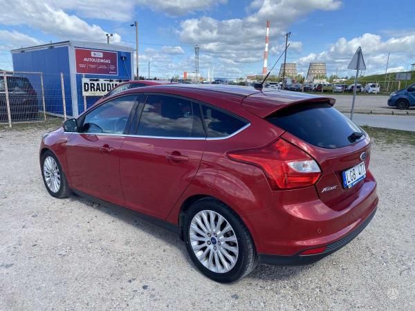 Red Ford Focus 2011 in Vilnius, with an engine capacity of 1.60 L and mileage of 264 thousand km for 2999 €, photo 5 on AUTOMOTO.COM.LV