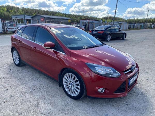 Red Ford Focus 2011 in Vilnius, with an engine capacity of 1.60 L and mileage of 264 thousand km for 2999 €, photo 8 on AUTOMOTO.COM.LV
