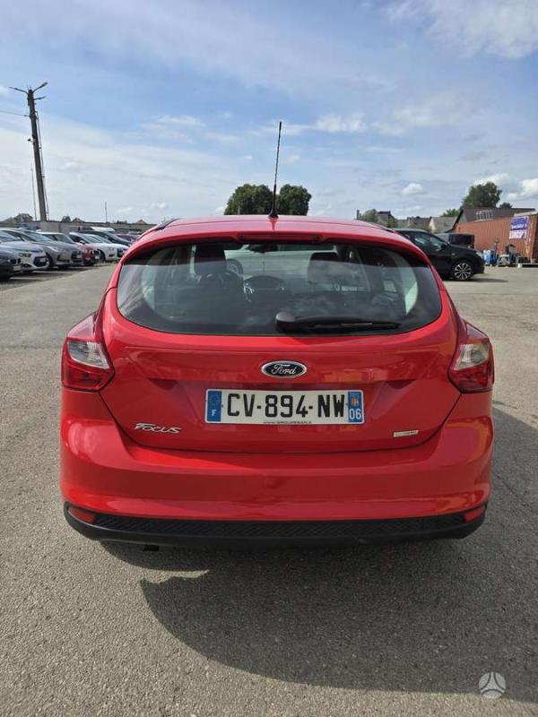 Sarkans Ford Focus 2013 Tauragė, ar dzinēja tilpumu 1.00 L un nobraukumu 111 tūkst. km par 2999 €, foto 5 vietnē AUTOMOTO.COM.LV