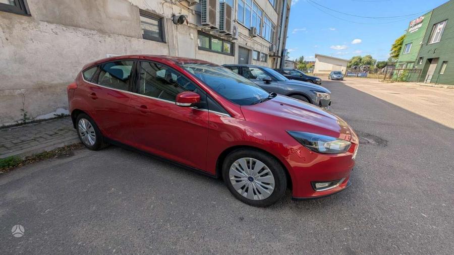 Red Ford Focus 2015 in Kaunas, with an engine capacity of 1.00 L and mileage of 166 thousand km for 3700 €, photo 1 on AUTOMOTO.COM.LV